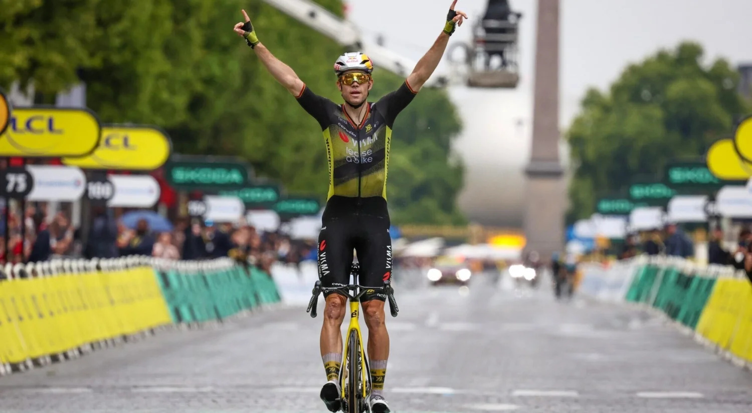 Wout van Aert triumphiert nach Regenrennen auf den Champs Elysées ...